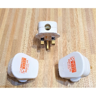 UK 3 pin plug SINGAPORE 3 pin power socket with 13 Amp fuse and Safety ...